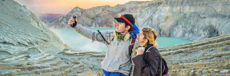 横幅，长格式 年轻的旅游男女站在 Ijen 火山或印度尼西亚语中的 Kawah Ijen 火山口的边缘。高清摄影大图-千库网