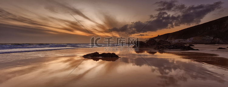 英国康沃尔郡 Whitsand 湾的思考高清摄影大图-千库网