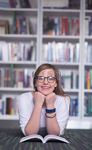 女学生在图书馆学习、使用平板电脑并在互联网上搜索信息高清摄影大图-千库网