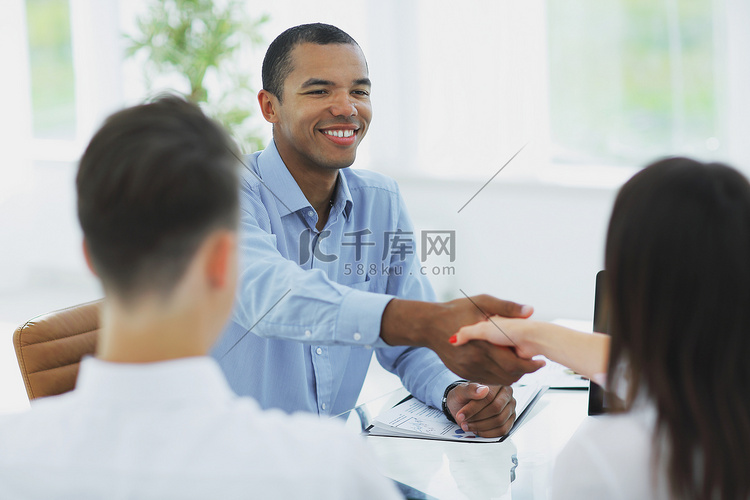 closeup.handshake 经理和客户在办公室高清摄影大图-千库网