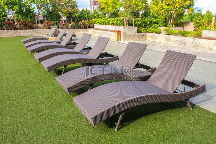 椅子边游泳池放松的地方。高清摄影大图-千库网