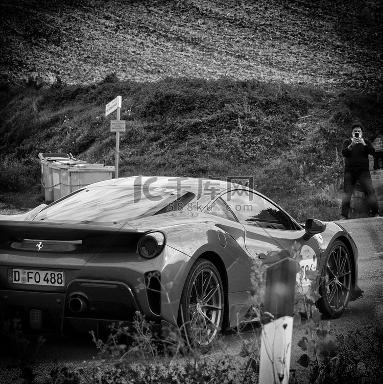 法拉利 488 PISTA 在 2020 年意大利著名历史赛事 Mille Miglia 拉力赛中的一辆旧赛车上（1927-1957）高清摄影 ...