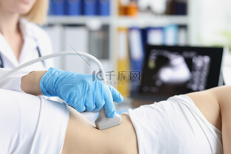 专业医务人员用超声波工具检查客户身体高清摄影大图 千库网