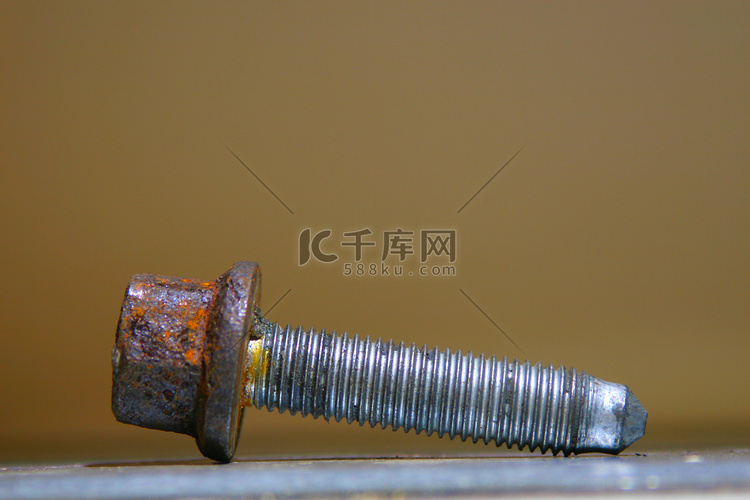一根生锈的螺栓高清摄影大图-千库网