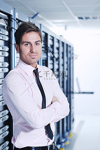数据中心服务器机房的年轻 IT 工程师高清摄影大图-千库网