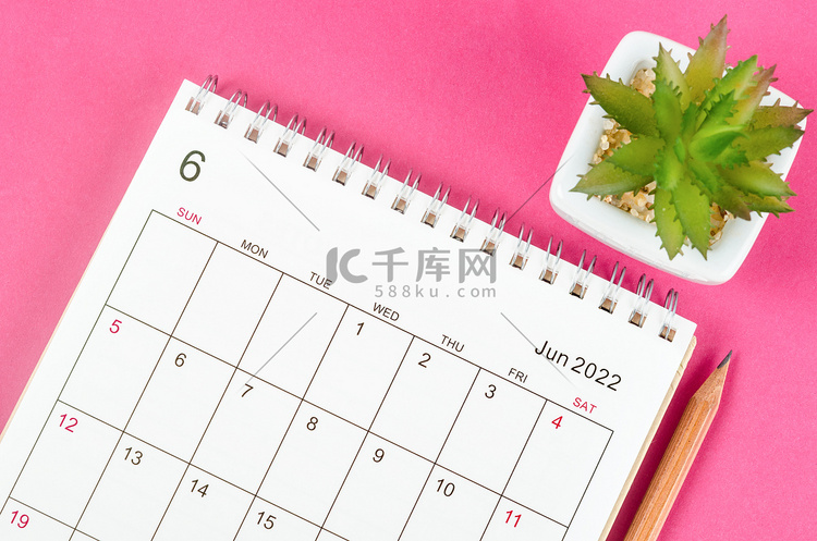 2022 年 6 月台历，粉红色背景铅笔。高清摄影大图-千库网