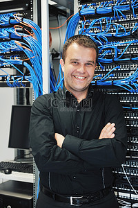 数据中心服务器机房的年轻 IT 工程师高清摄影大图-千库网