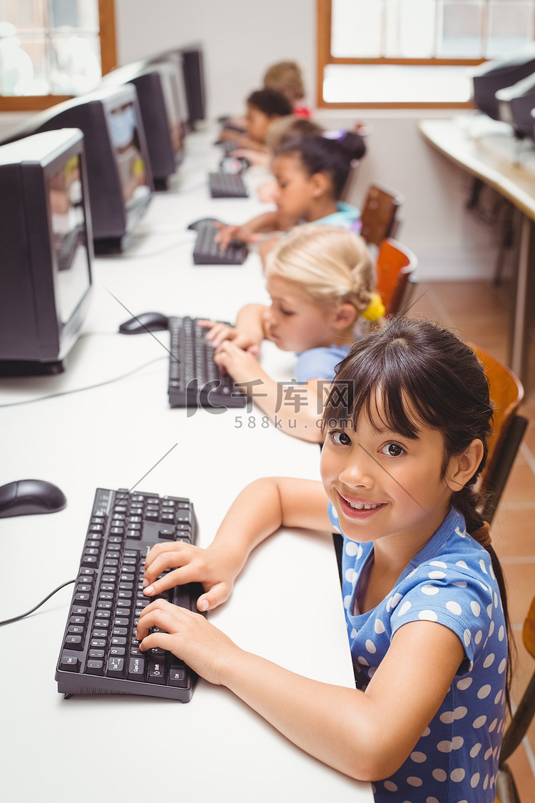 电脑课上可爱的小学生高清摄影大图-千库网