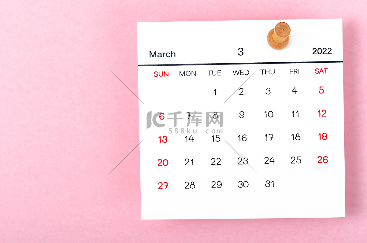 2022 年 3 月粉红色背景上的日历和木制图钉。高清摄影大图-千库网