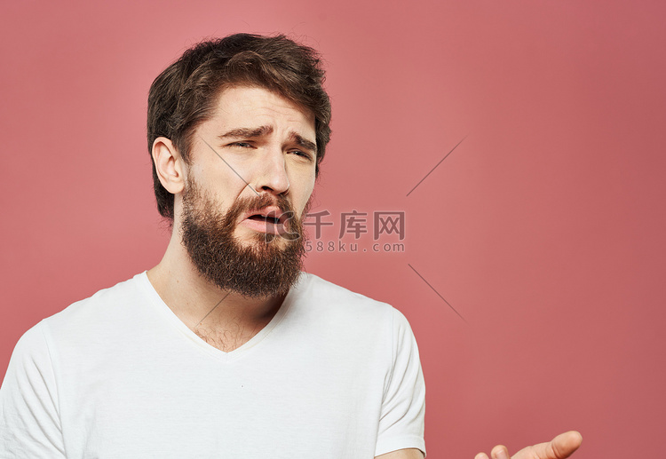 粉红色背景情绪模型裁剪视图中的男人困惑地看着悲伤的脸高清摄影大图-千库网