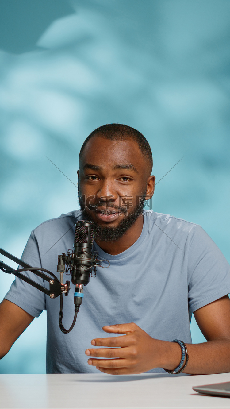 用相机和麦克风录制视频的 vlogger 的 POV高清摄影大图-千库网