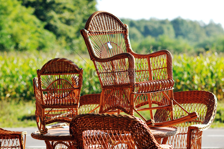 藤制家具和餐具高清摄影大图-千库网