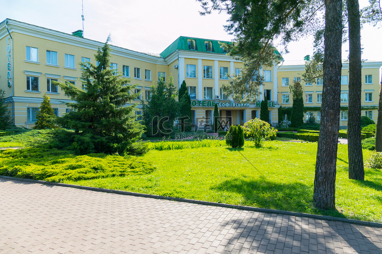 Soffi Hotel酒店前的草坪上种有松树和云杉林，并设有绿色屋顶。高清摄影大图-千库网