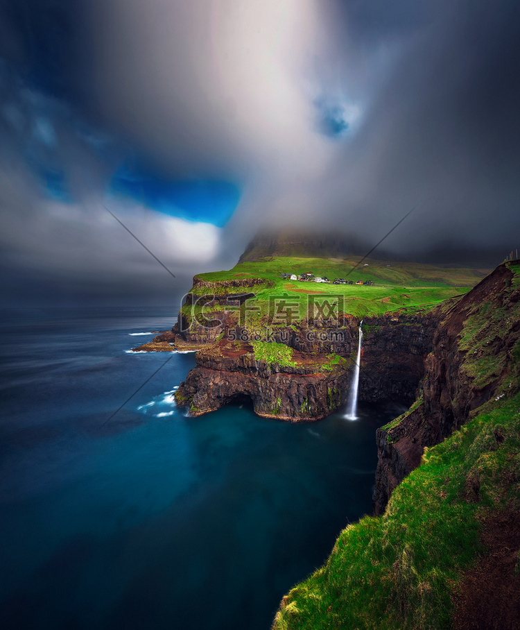 丹麦法罗群岛的 Gasadalur 村和 Mulafossur 瀑布高清摄影大图-千库网