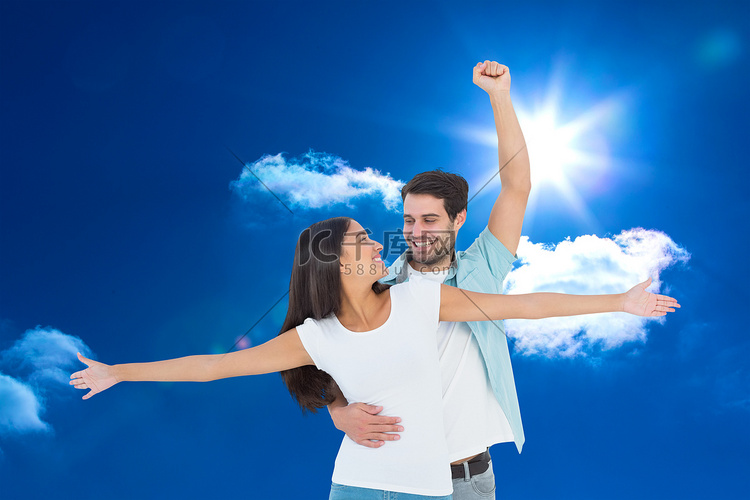 快乐休闲情侣一起欢呼的复合形象高清摄影大图-千库网