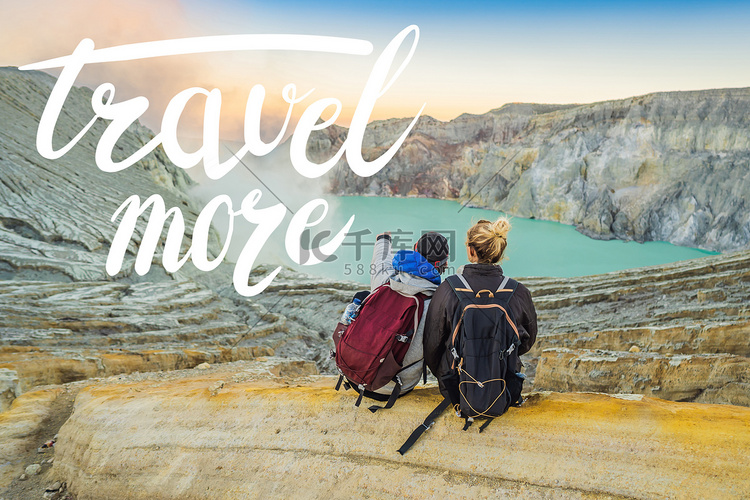 旅行更多概念 年轻的旅游男女坐在 Ijen 火山或印度尼西亚语中的 Kawah Ijen 火山口的边缘。高清摄影大图-千库网