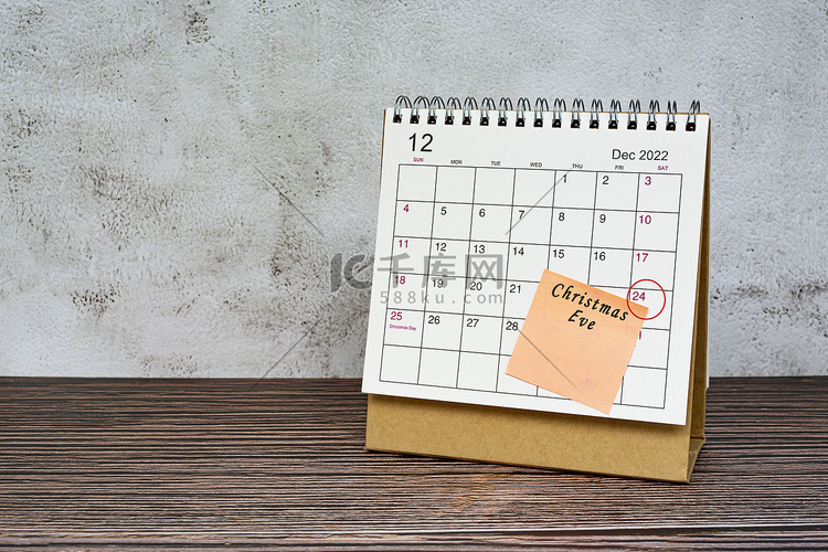 2022 年 12 月的日历在木桌上，日期圈和便利贴上的文字。高清摄影大图-千库网