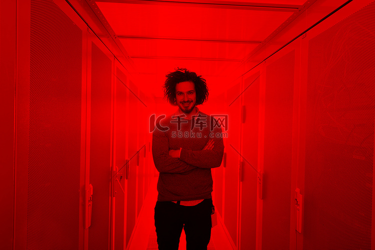 数据中心的 IT 工程师高清摄影大图-千库网