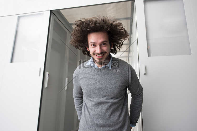 数据中心的 IT 工程师高清摄影大图-千库网