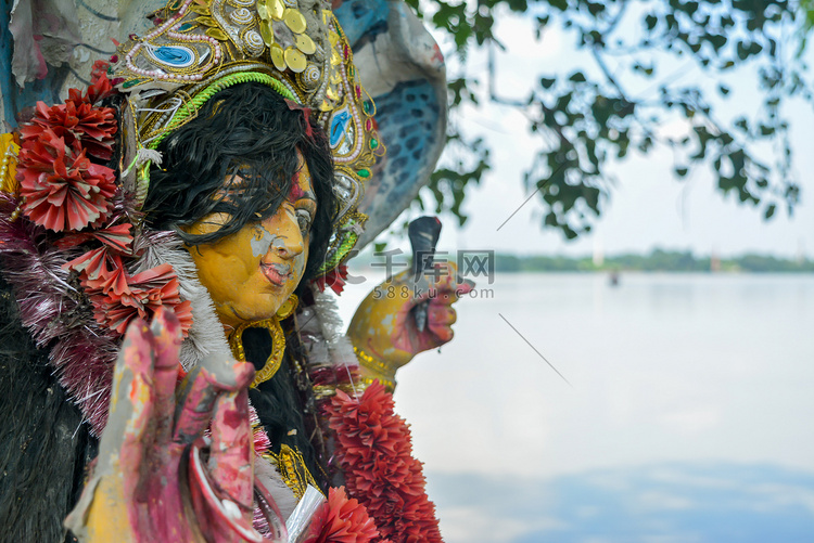 在 Durga Maa Visarjan 或沉浸在恒河或恒河期间，Devi Maa Durga 悲伤地低下头，头发乱糟糟的，眼睛里流着泪水 ...