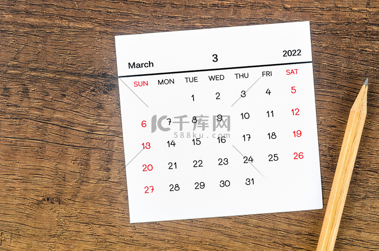 2022 年 3 月的日历和木制铅笔在老式木制背景上。高清摄影大图-千库网