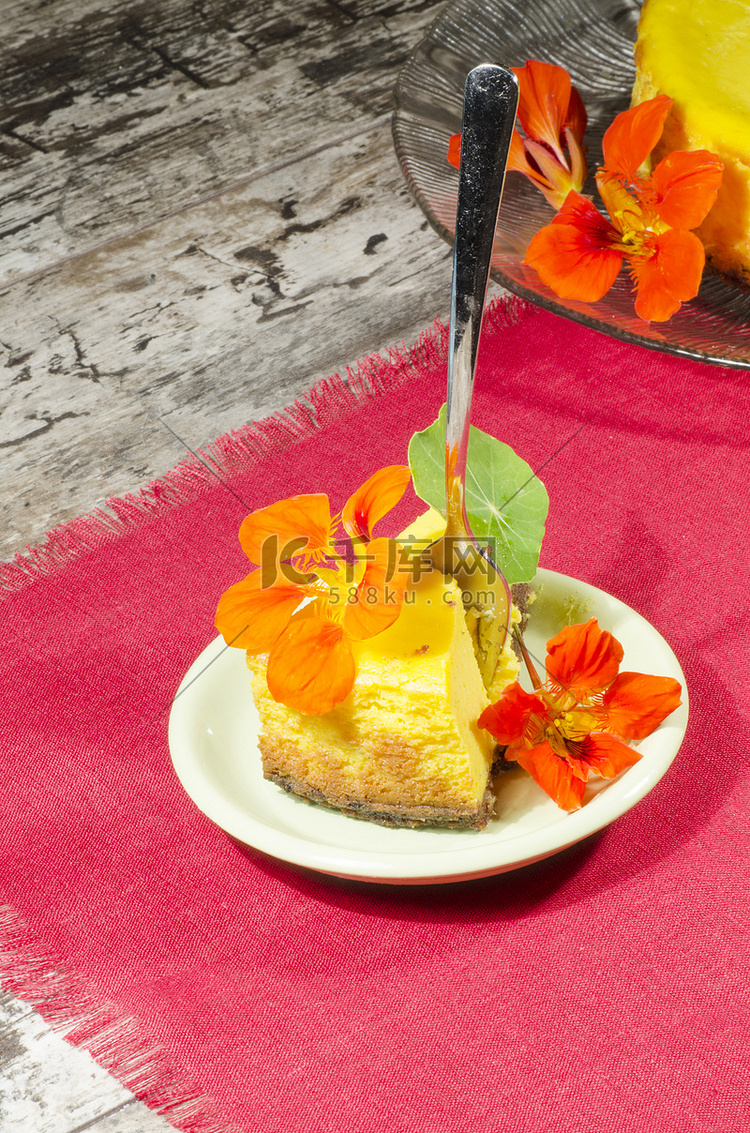 红色 naoking 上的南瓜芝士蛋糕片高清摄影大图-千库网