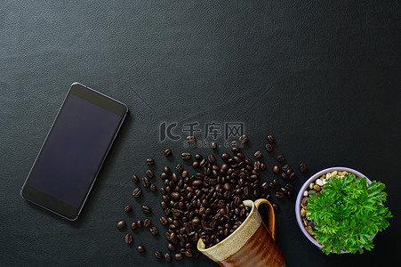 智能手机和咖啡豆在桌子上，顶视图高清摄影大图-千库网