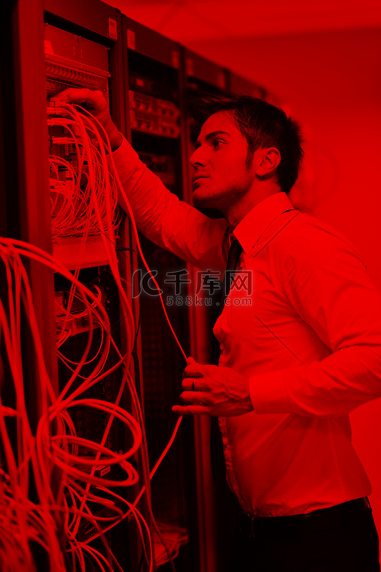 数据中心服务器机房的年轻 IT 工程师高清摄影大图-千库网