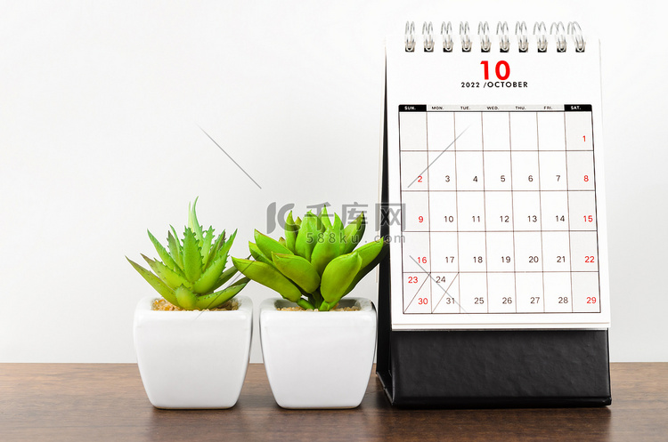 2022 年 10 月在木桌上的台历。高清摄影大图-千库网