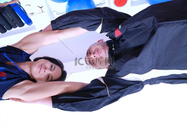 .happy couple recreating in fitness studio高清摄影大图-千库网