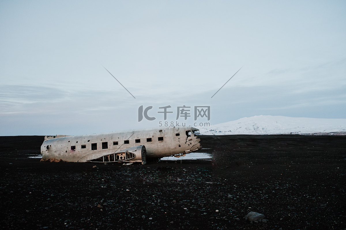 冰岛 DC-3 飞机残骸高清摄影大图-千库网