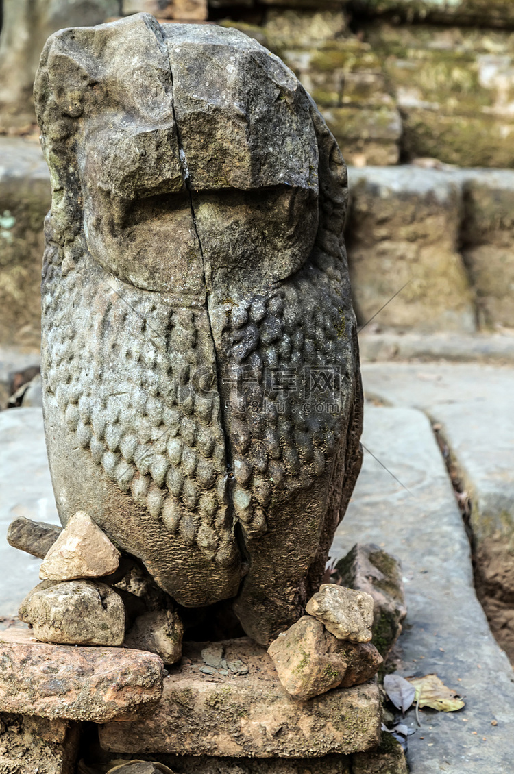 柬埔寨西北部 Koh Ker 的 Prasat Krahom 景 观高清摄影大图-千库网