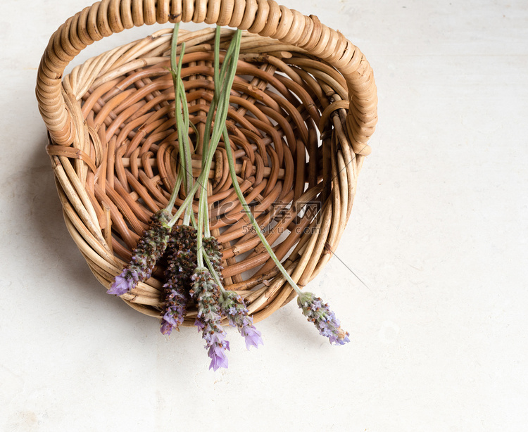 中性石灰石背景柳条篮中小束薰衣草花的高角度 特写（选择性聚焦）高清摄影大图-千库网