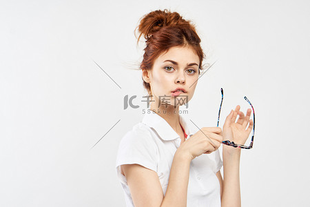 摆着彩色背景的白衬衫眼镜的女性高清摄影大图-千库网