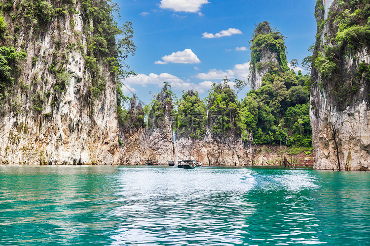 泰国 Ratchaprapha 大坝或 Khao Sok 国家公园的湖泊上的木制泰国传统长尾船高清摄影大图-千库网