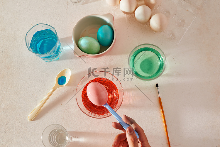 传统的复活节设计，白色背景顶视图上有彩蛋高清摄影大图-千库网