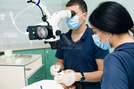 带有用于治疗患者的显微镜工具的现代牙科诊所。高清摄影大图-千库网