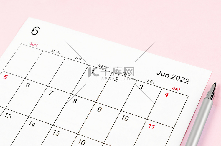 2022 年 6 月日历表，粉红色背景笔。高清摄影大图-千库网