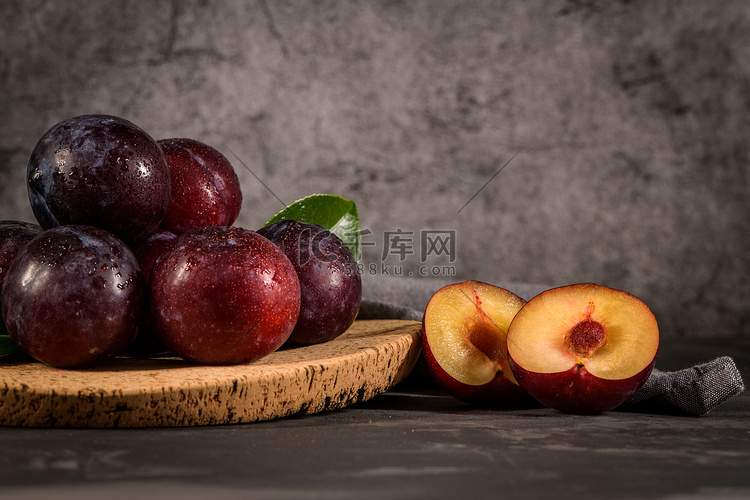 软木盘中的红李子高清摄影大图-千库网