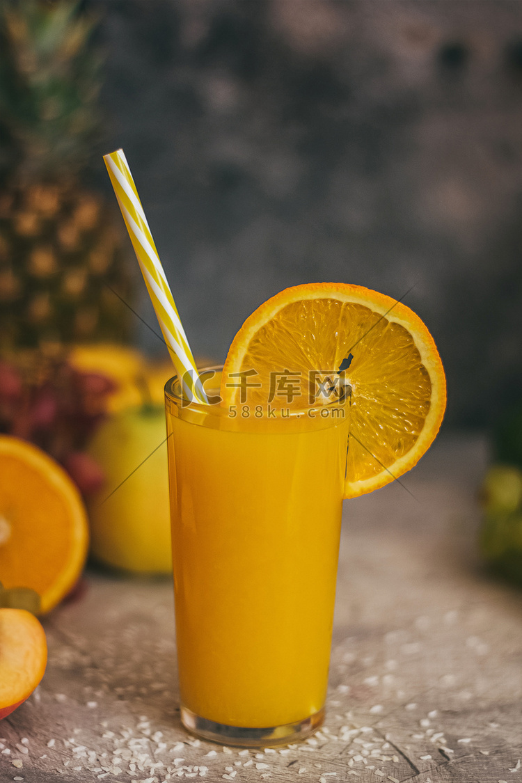 一杯橙汁和热带水果的组合物高清摄影大图-千库网