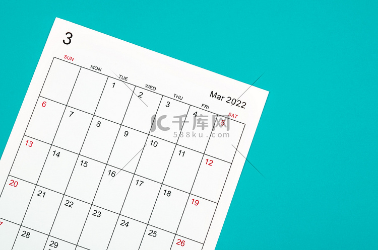 2022 年 3 月蓝色背景日历表。高清摄影大图-千库网