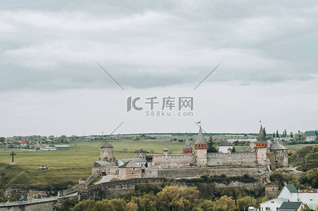 乌克兰 Kamyanets-Podilsk 2018 年 4 月 4 日：Kamyanets-Podilskiy 堡垒高清摄影大图-千库网