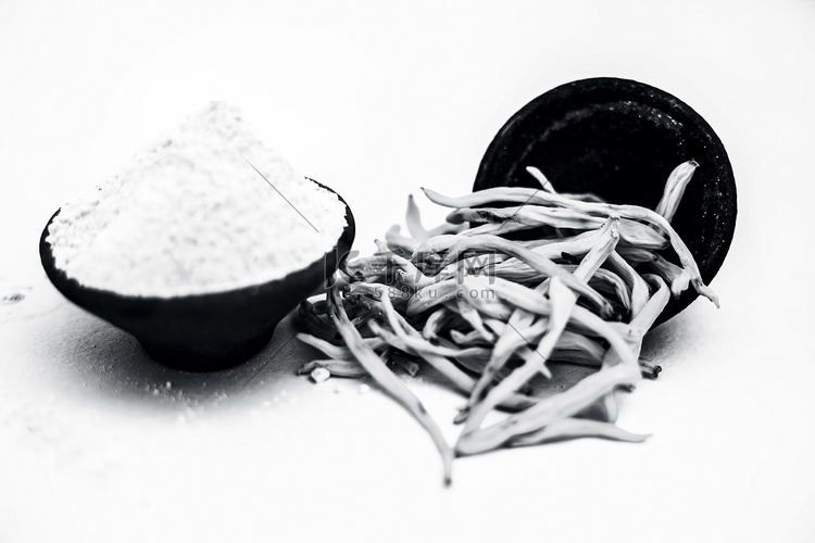 流行的印度和亚洲 ayurvedic 药草在粘土碗中以白色分离，即 Musli 或 safed musli 或 Chlorophytum ...