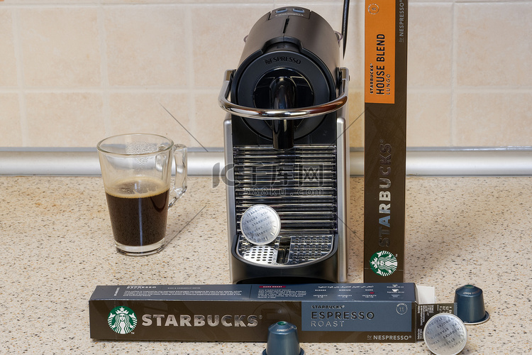 自动 Nespresso 咖啡机用于制作带有铝胶囊的浓缩咖啡。高清摄影大图-千库网
