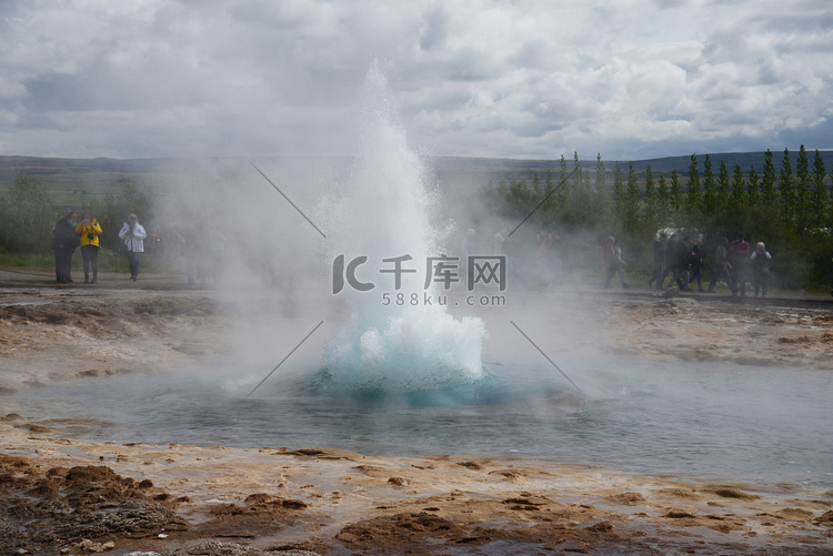 冰岛史托克间歇泉喷发高清摄影大图-千库网