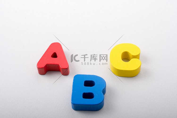 白色字母表中的 abc 字母高清摄影大图-千库网