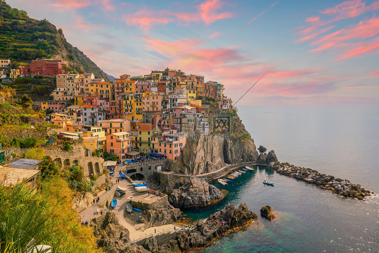 Manarola，意大利五渔村地中海山脉上色彩缤纷的城市景观高清摄影大图-千库网