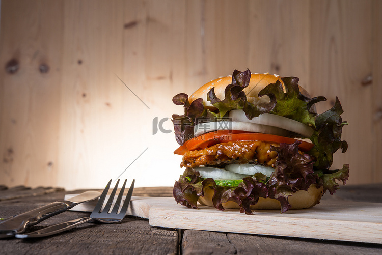 自制鸡肉汉堡，配生菜、番茄和洋葱，在 Woode 上高清摄影大图-千库网