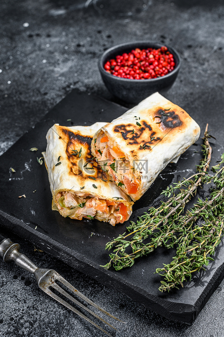 Doner kebab roll in a lavash with chicken and beef meat.高清摄影大图-千库网