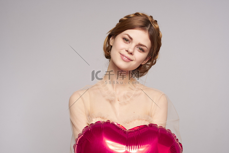 穿着气球情人节孤立背景的漂亮女人高清摄影大图-千库网